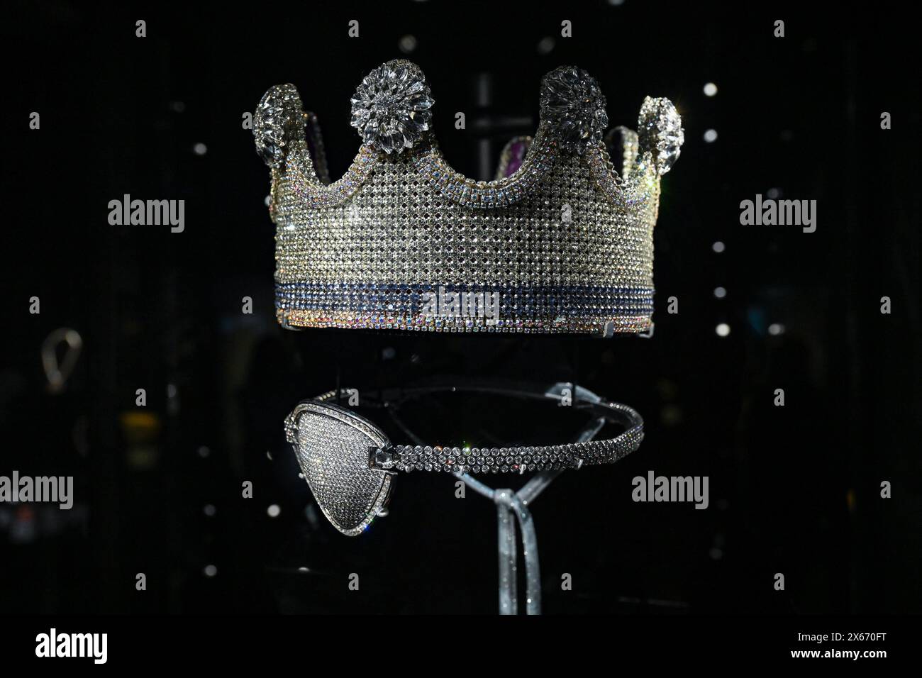 Singer eye patch hi-res stock photography and images - Alamy