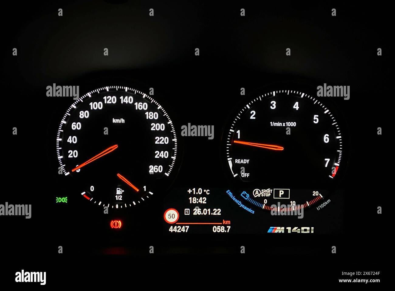 BMW M140, Geschwindigkeitsanzeige, Tacho und Drehzahlmesser. BMW am 26. ...