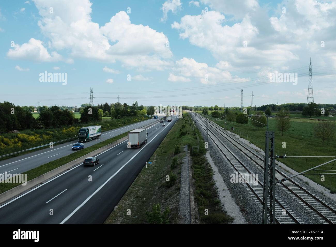 Bahnschienen neben befahrener Autobahn Bahnschienen verlaufen parallel ...