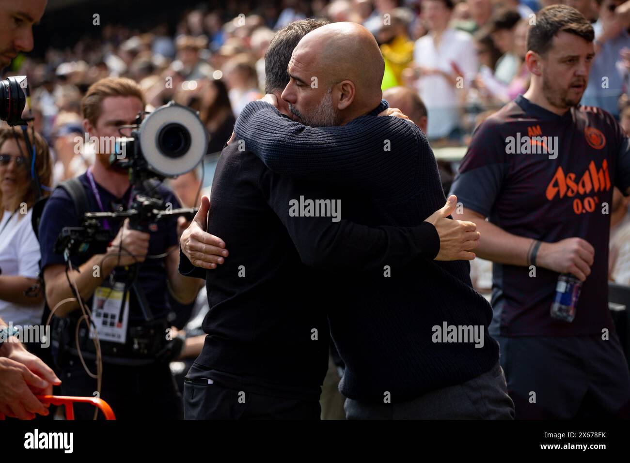 Pep Guardiola of Manchester City and Marco Silva of Fulham during the ...