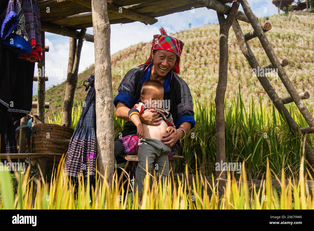Flower Hmong women in the rice terraces of Mu Cang Chai, Yen Bai ...