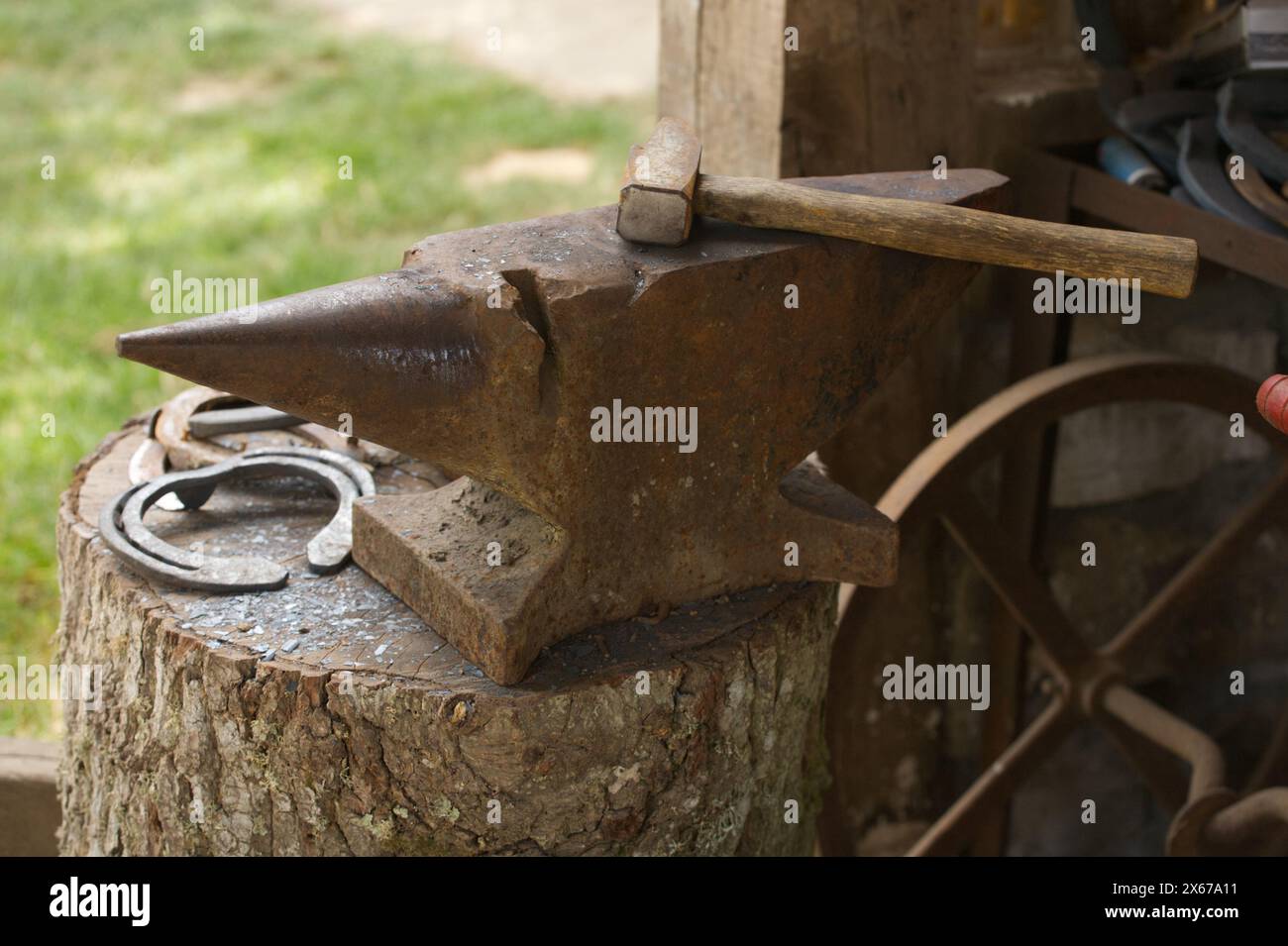 Anvil and hammer in blacksmith workshop Stock Photo - Alamy
