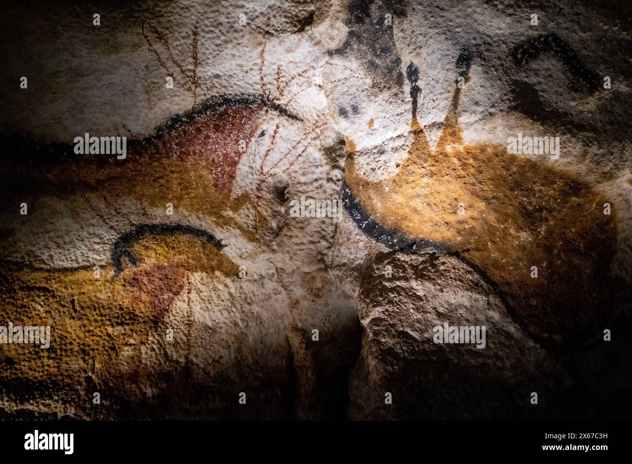 Sightseeing tour of Lascaux IV, the last complete replica of the ...