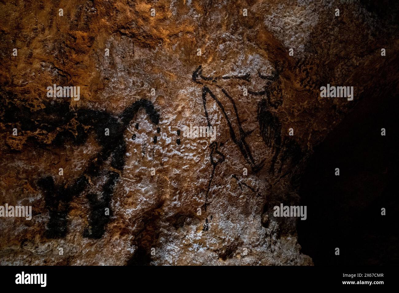 Sightseeing tour of Lascaux IV, the last complete replica of the ...