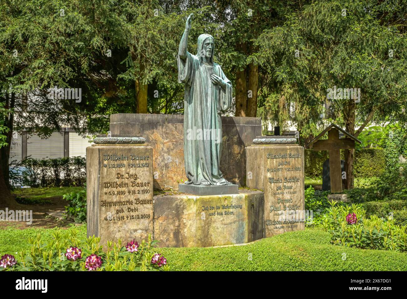 Grab von Wilhelm Bauer, Figur Jesus Christus, Waldbachfriedhof ...