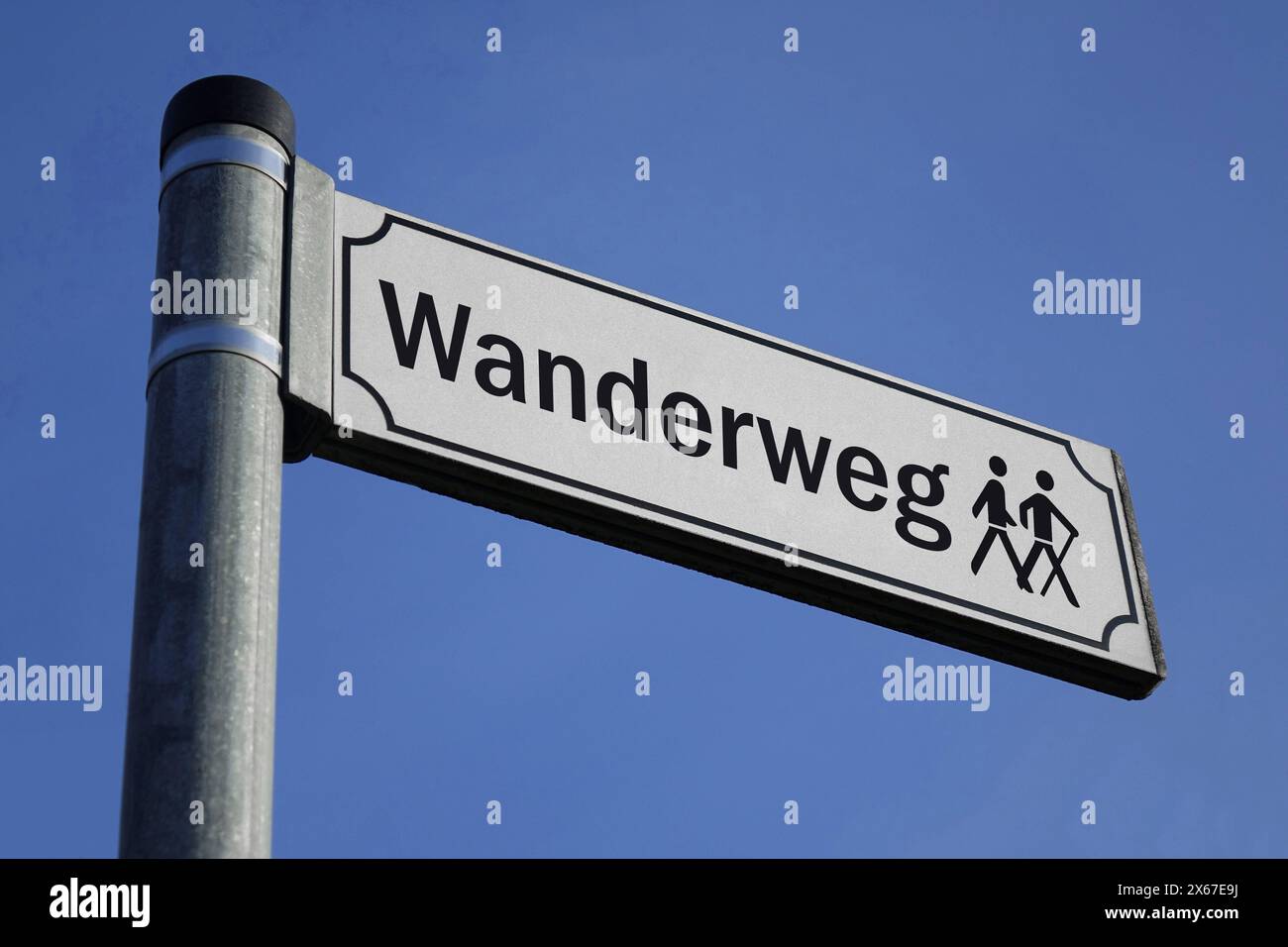 Schild mit Wanderweg und Piktogramm Schild mit Wanderweg und Piktogramm ...