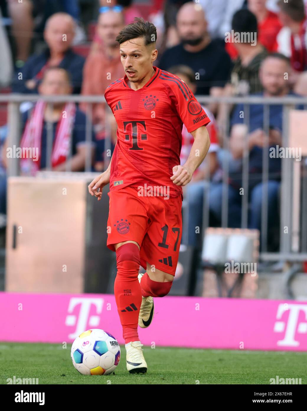 MUNICH, GERMANY - MAY 12: Bryan Zaragoza of Bayern Muenchen runs with a ...