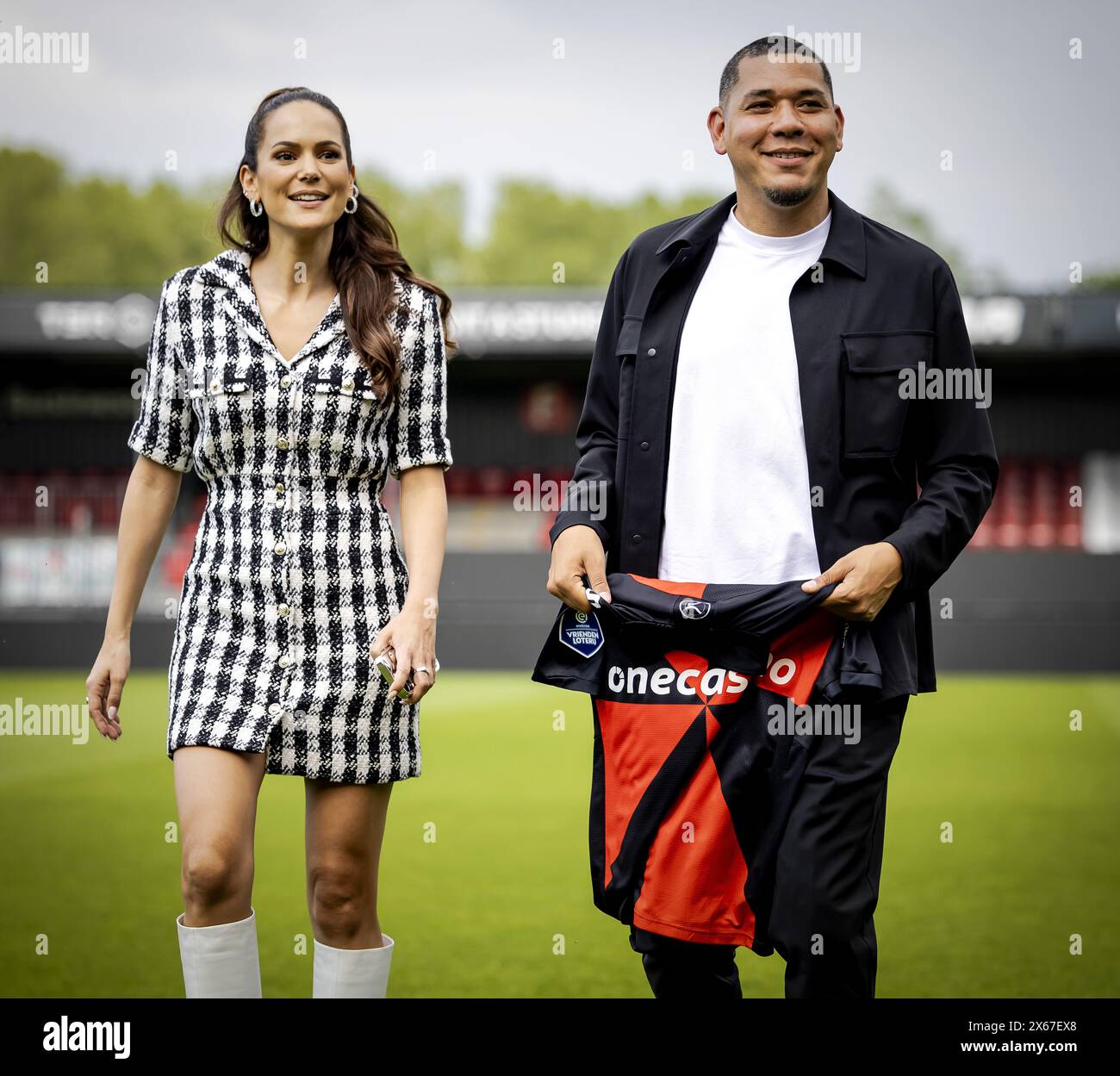 ALMERE - Hedwiges Maduro walks across the field with his girlfriend ...