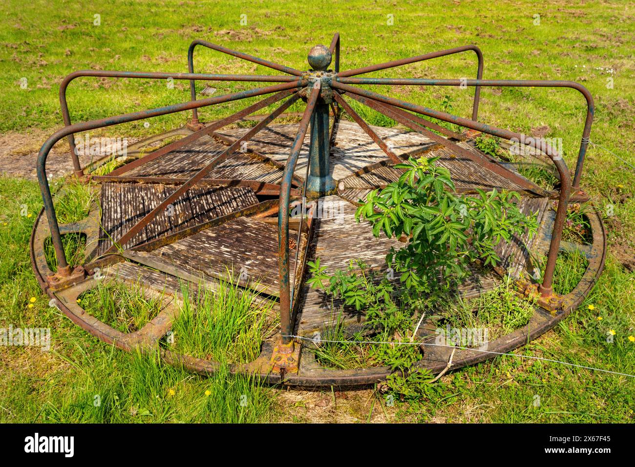 Metal roundabout hi-res stock photography and images - Alamy