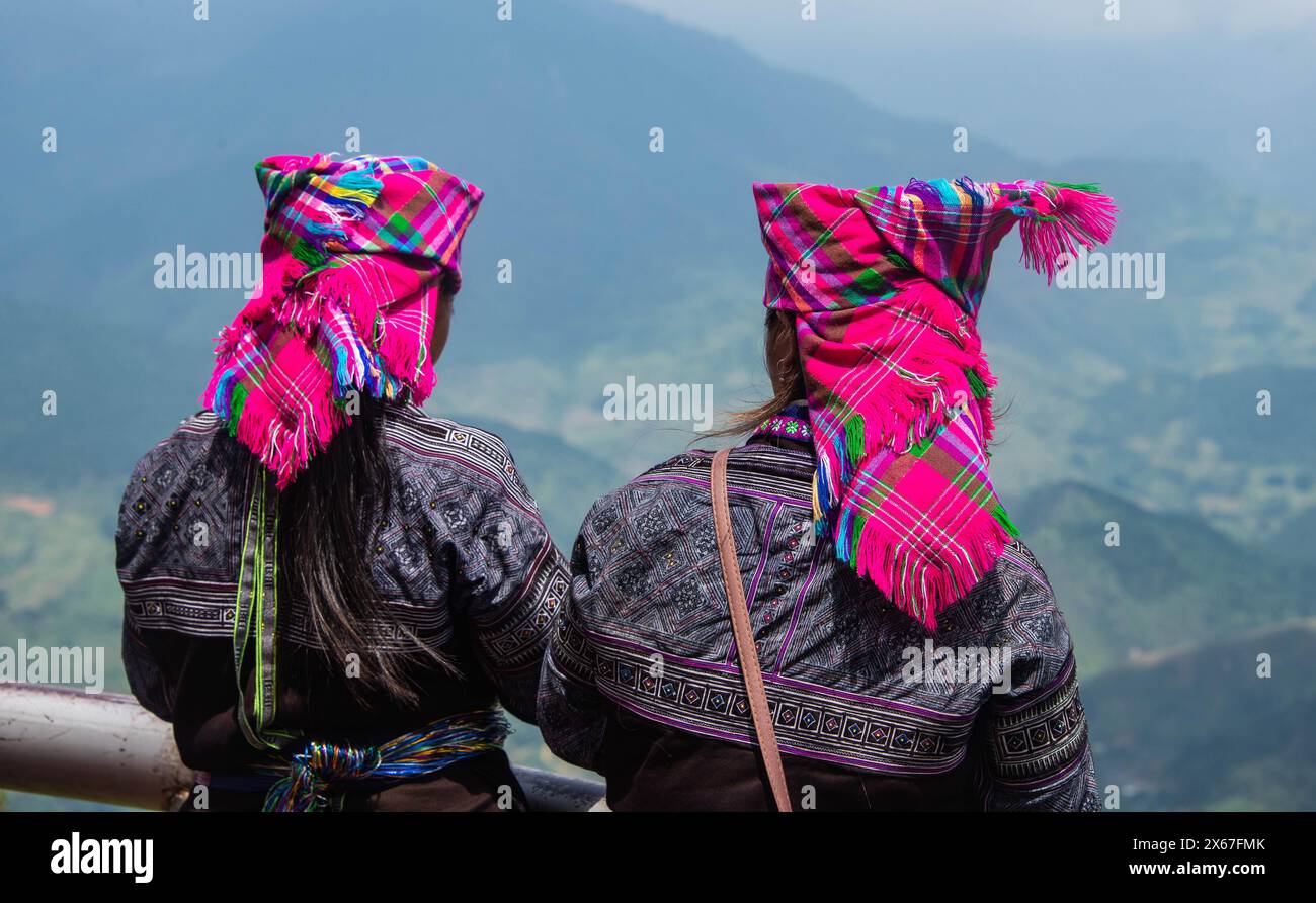 Flower Hmong women in traditional clothing, Mu Cang Chai, Yen Bai ...