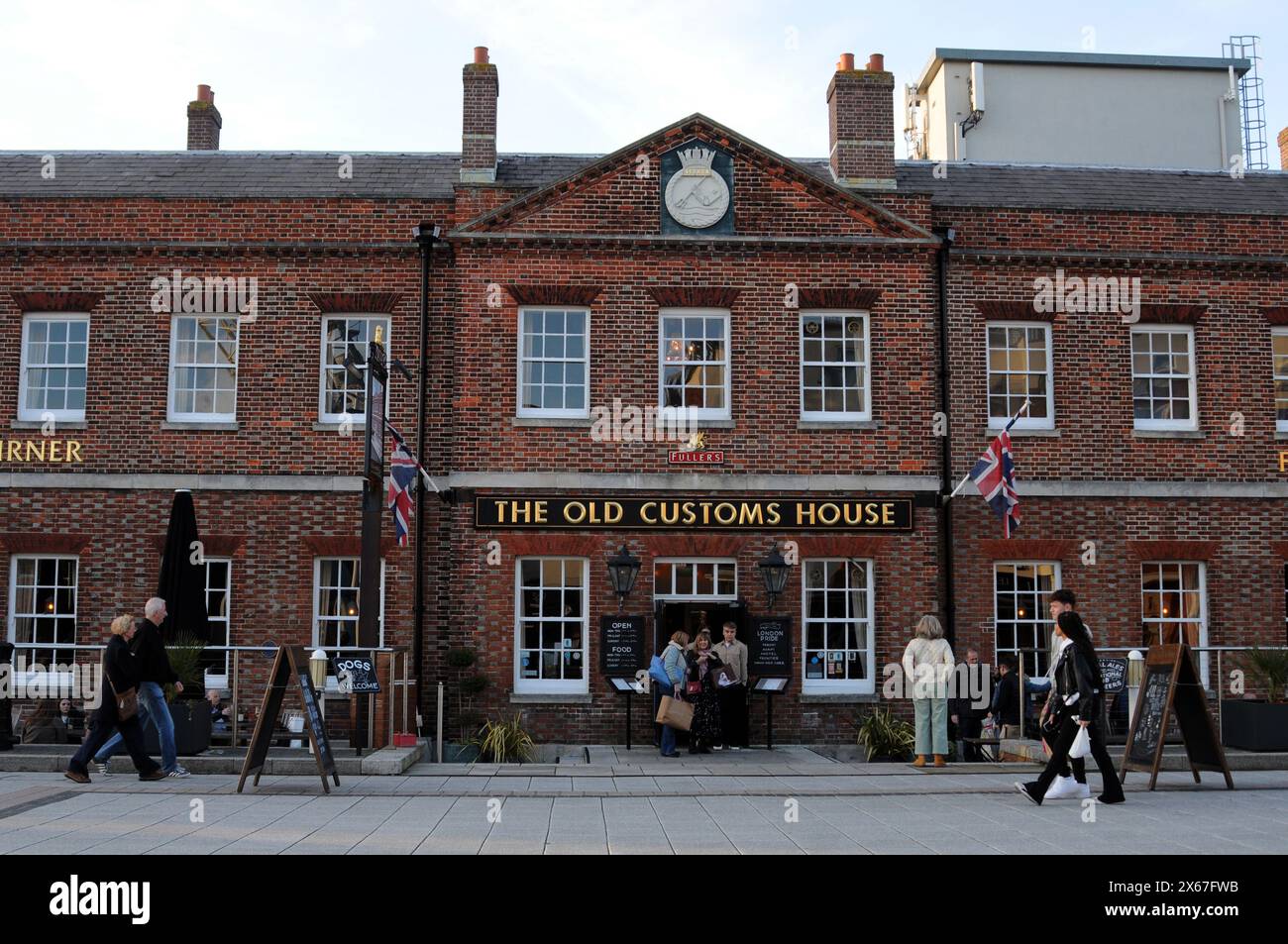 ENGLAND COASTAL PATH, THE OLD CUSTOMS HOUSE, GUNWHARF QUAYS, PORTSMOUTH ...