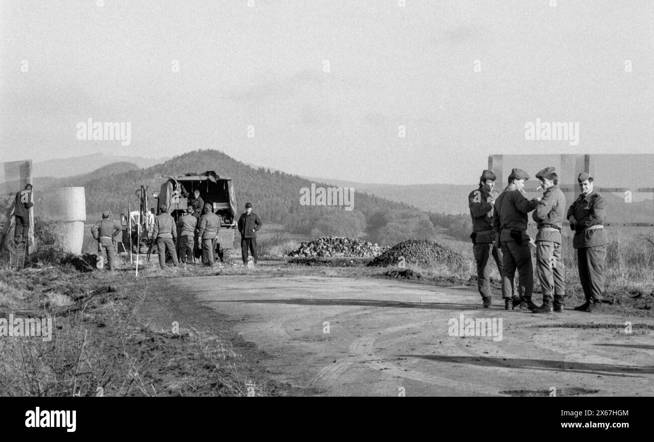 Opening of the border to the GDR, construction workers open the border ...
