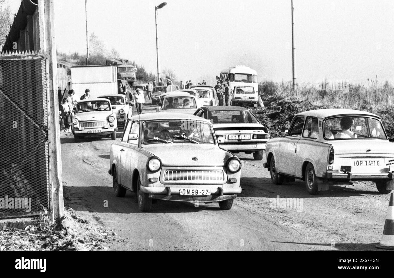 Opening of the border to the GDR, columns of cars from the GDR cross ...