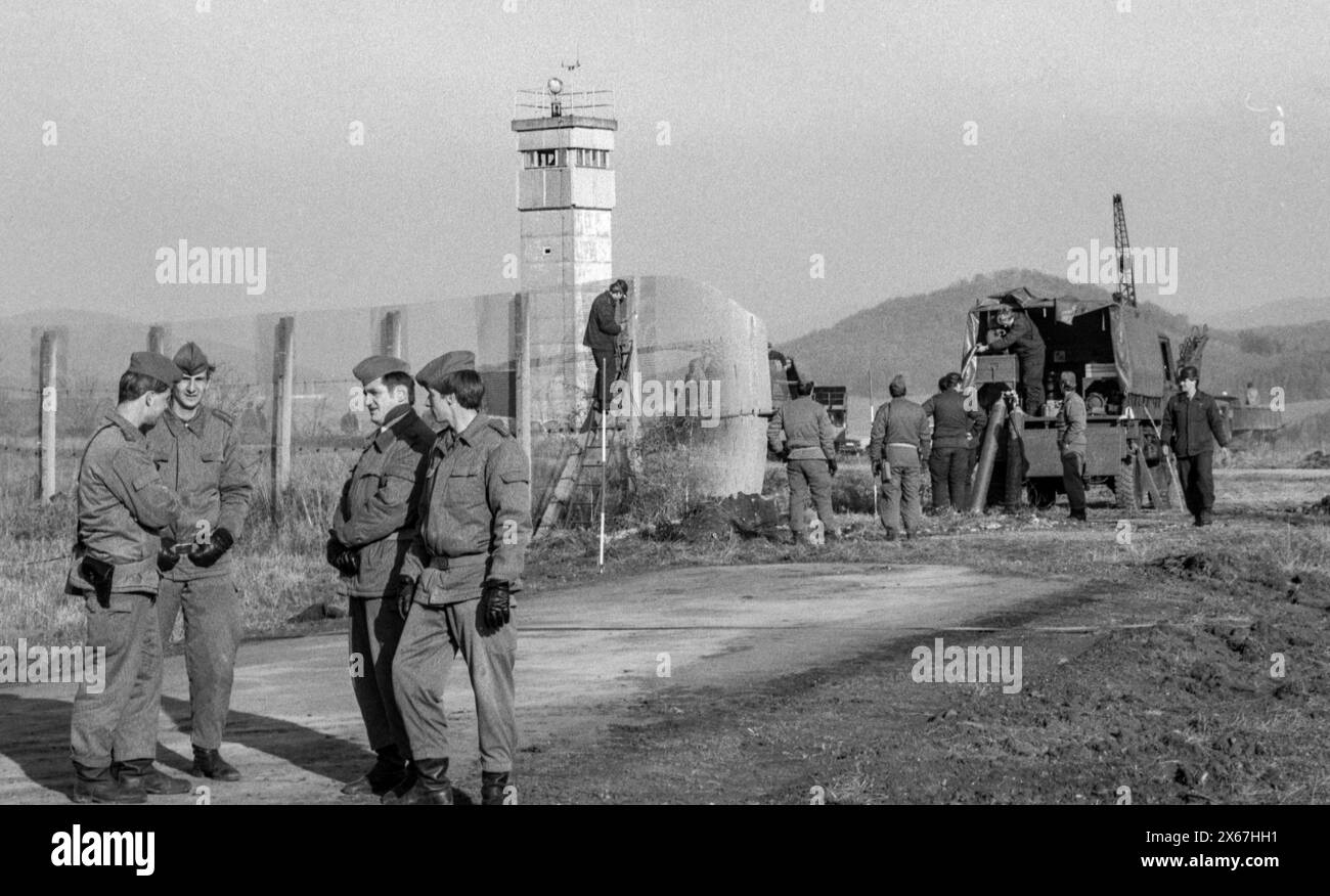 Opening of the border to the GDR, construction workers open the border ...
