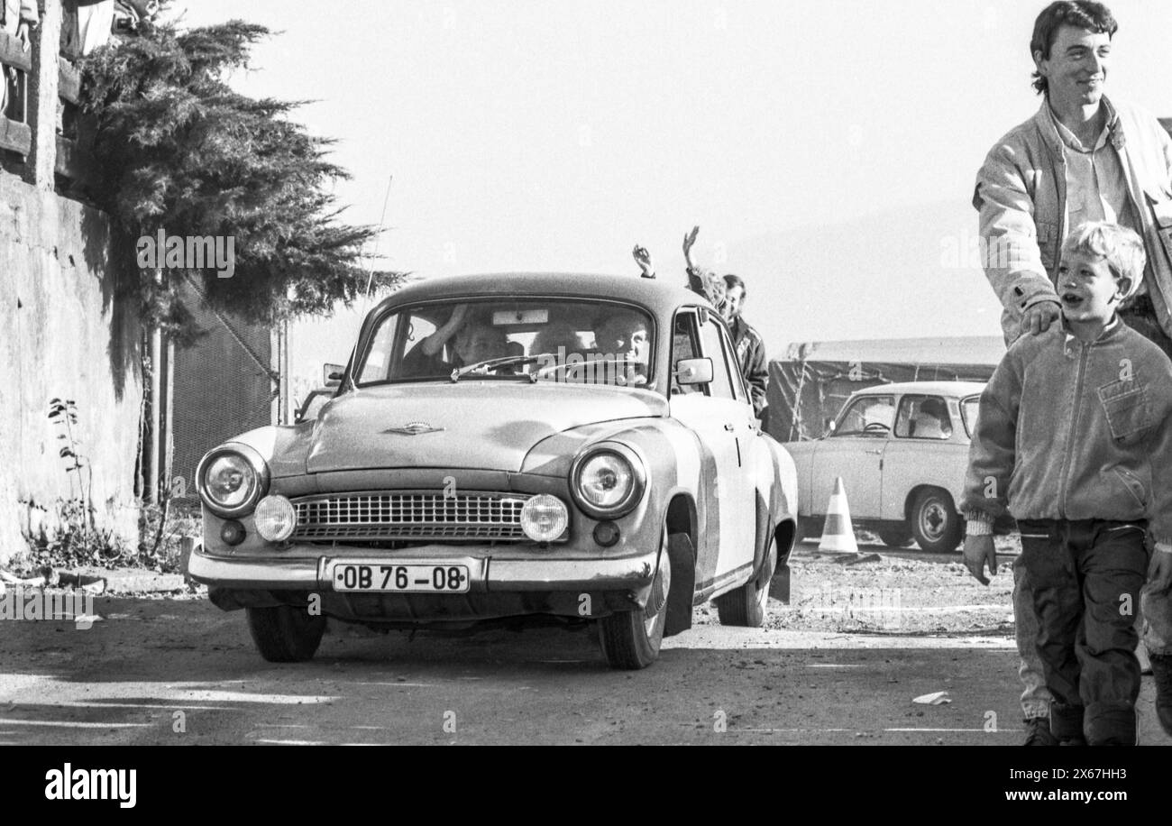 Opening of the border to the GDR, columns of cars from the GDR cross ...