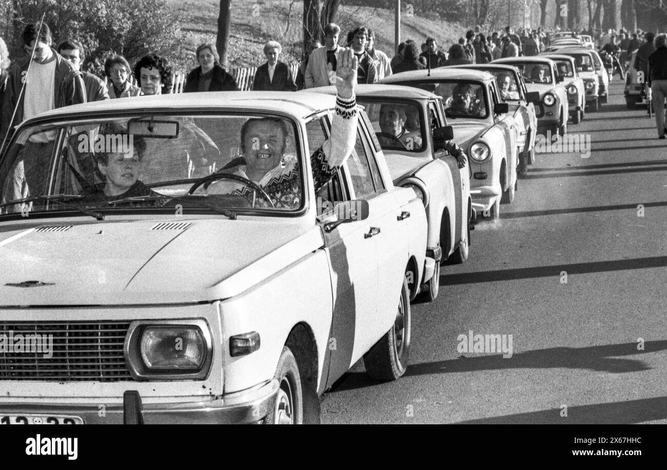 Opening of the border to the GDR, columns of cars from the GDR cross ...