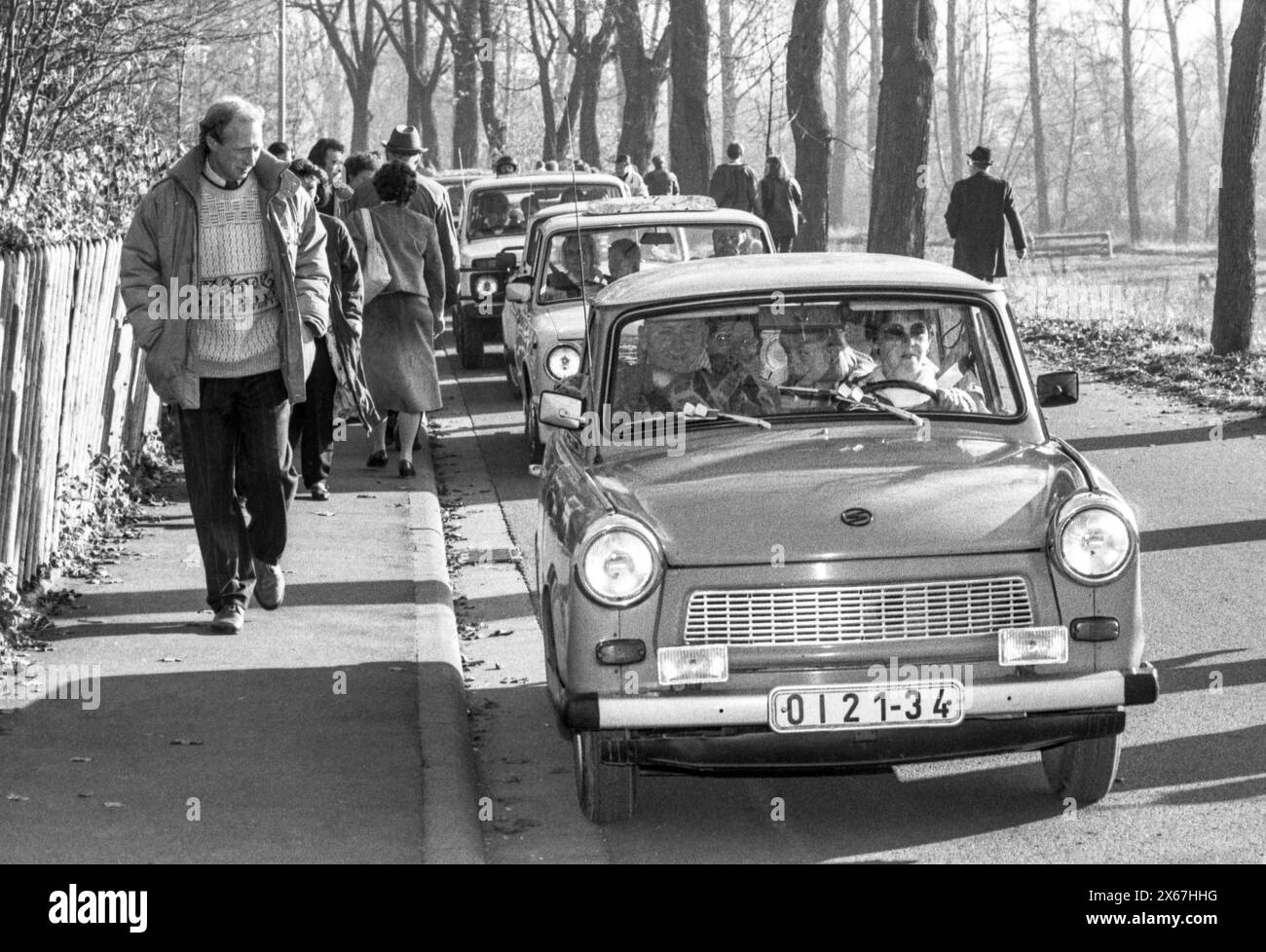 Opening of the border to the GDR, columns of cars from the GDR cross ...
