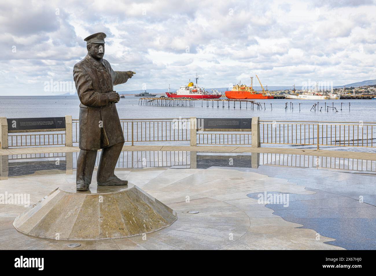 Statue of Sir Ernest Shackleton pointing towards Antarctica. Punta ...