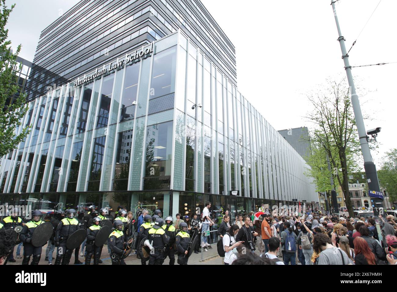 Dutch anti riot police stands near students and supporters pro ...