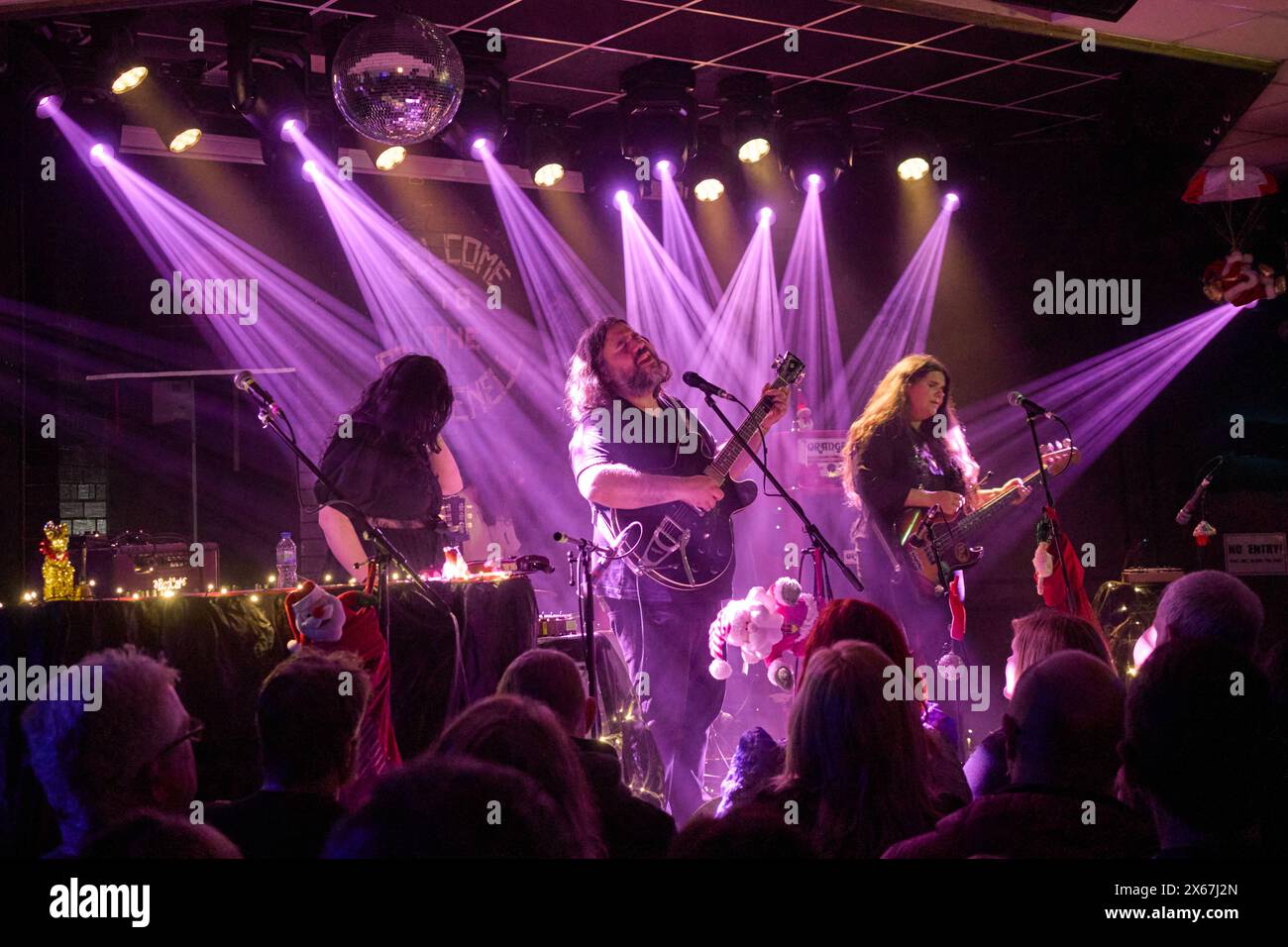 Romeo stodart lead singer of the magic numbers hi-res stock photography ...