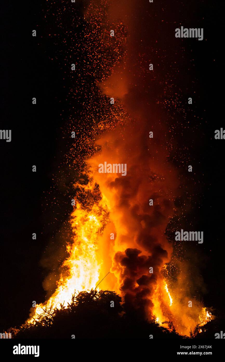 Burning fire flame sparks blue hi-res stock photography and images - Alamy