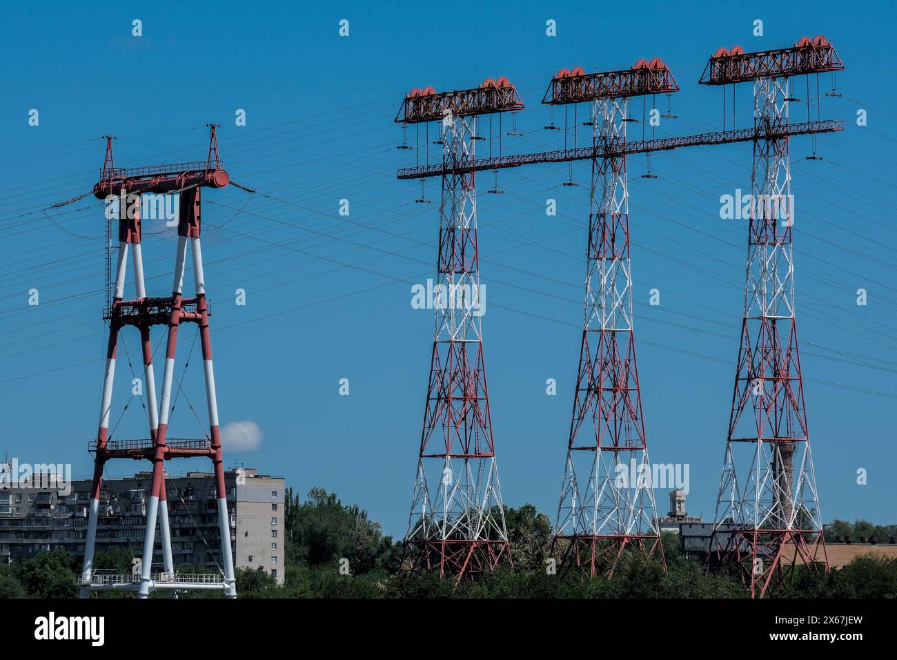 High-voltage electrical supports with wires to transmit large amounts ...