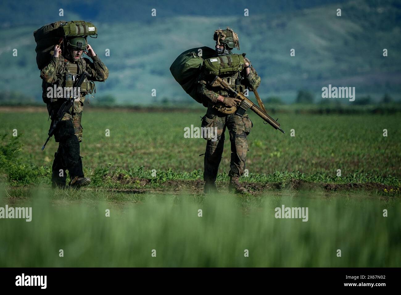 13 May 2024, Romania, Campia Turzii: Bundeswehr paratroopers from the ...