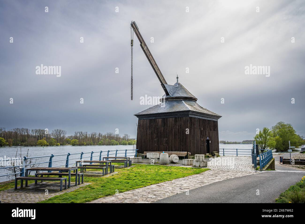 Historic wooden wine and timber loading crane in Oestrich, Rheingau ...