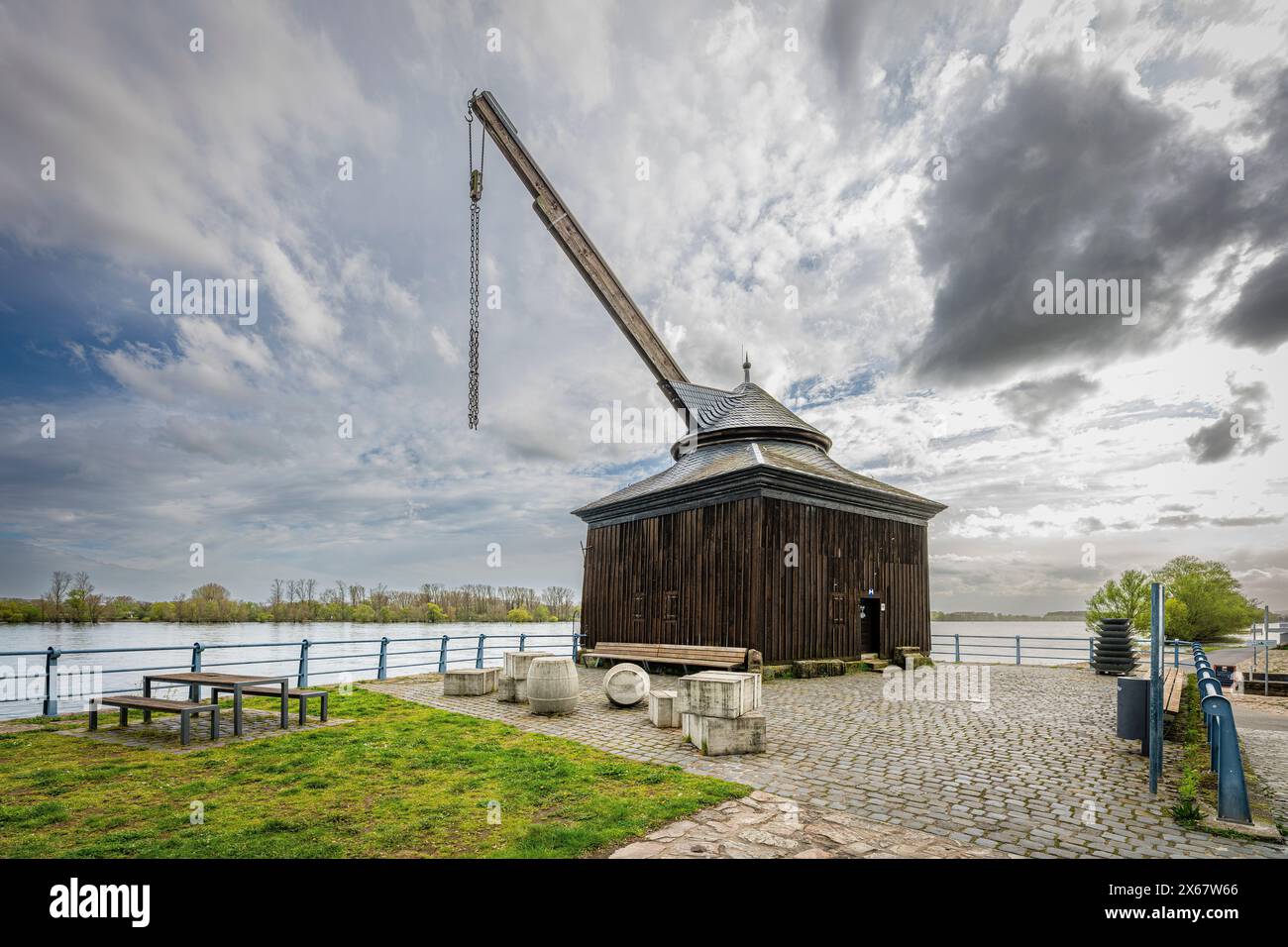 Historic wooden wine and timber loading crane in Oestrich, Rheingau ...