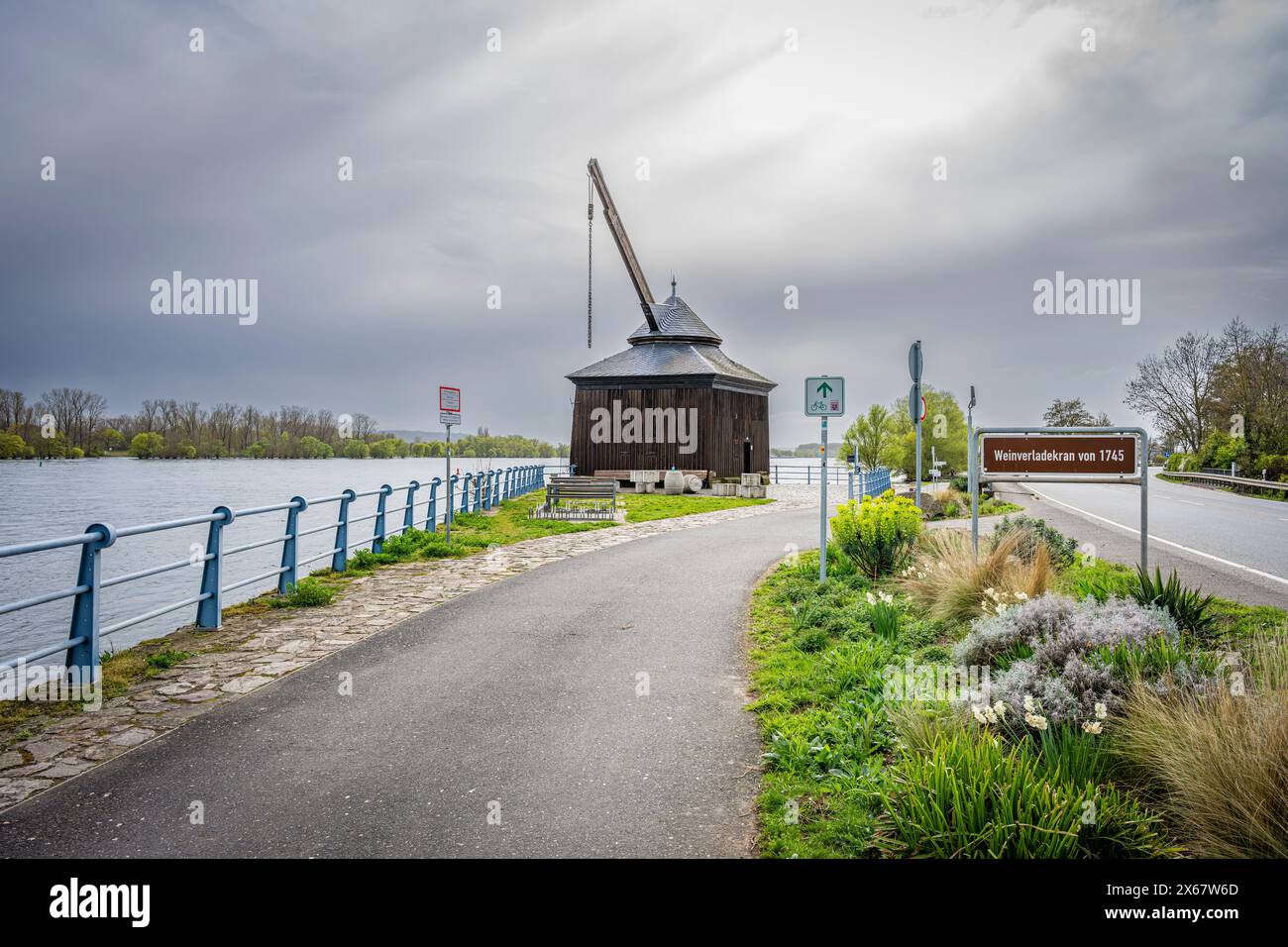 Historic wooden wine and timber loading crane in Oestrich, Rheingau ...