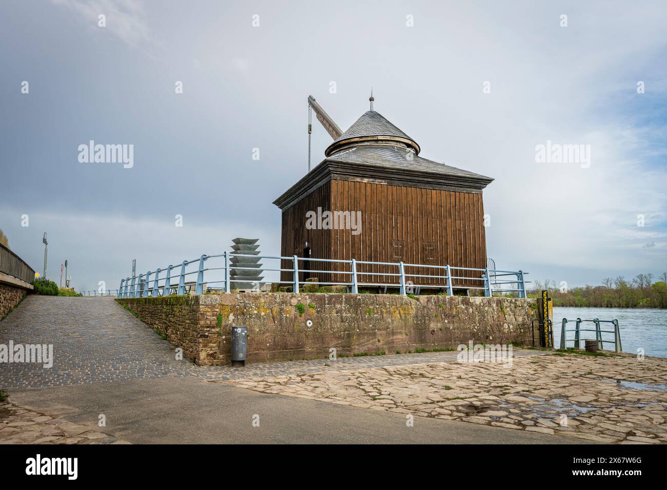Historic wooden wine and timber loading crane in Oestrich, Rheingau ...