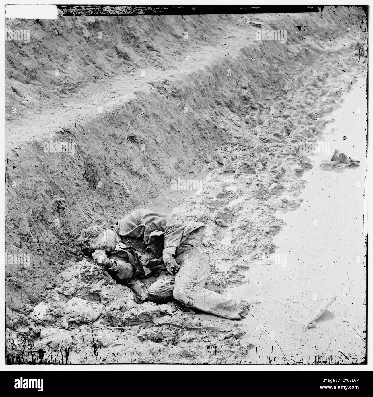 Petersburg, Virginia. Dead Confederate soldier in trenches of Fort ...