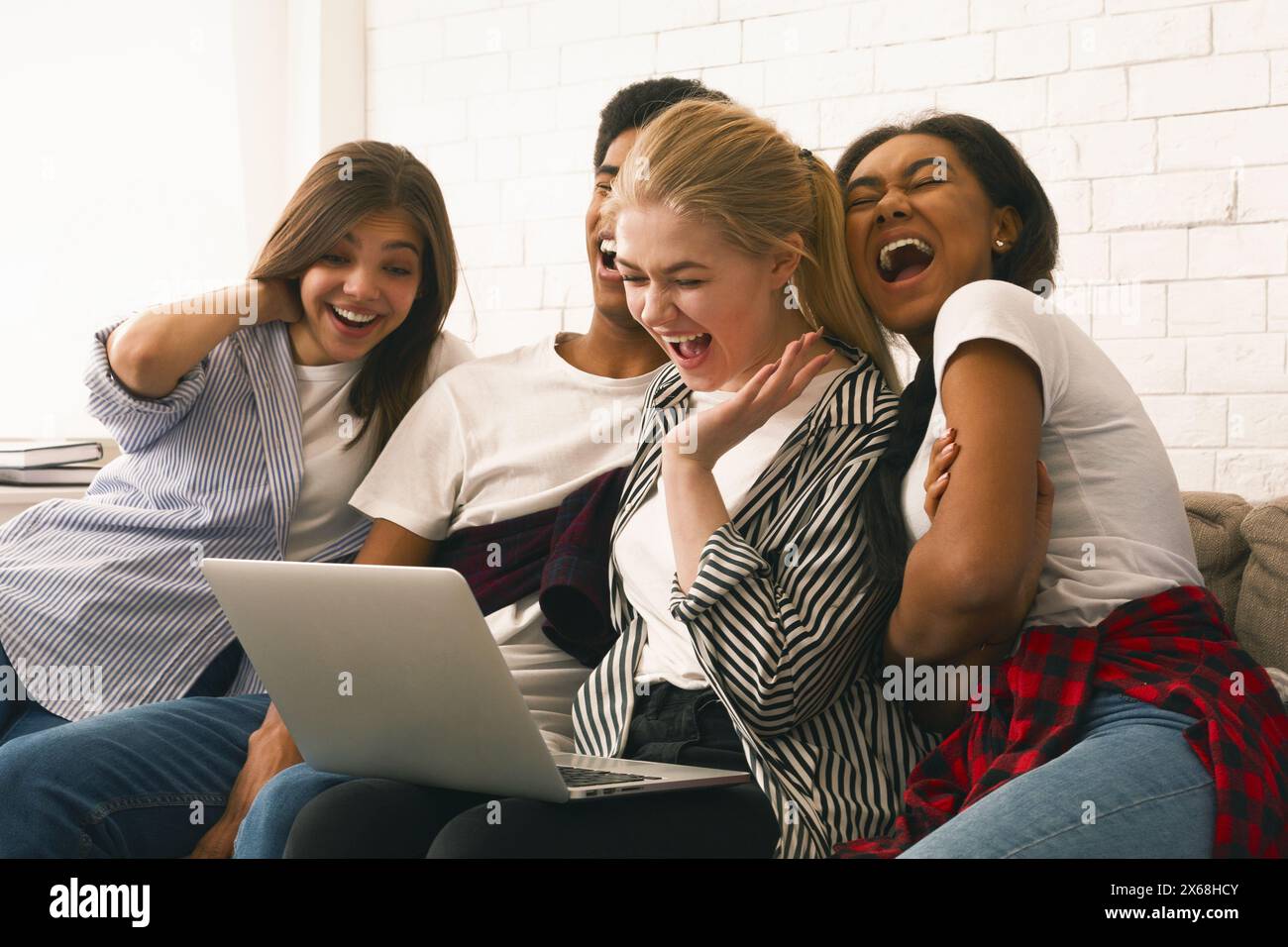 Group of Girls Sitting on a Couch With a Laptop Stock Photo - Alamy