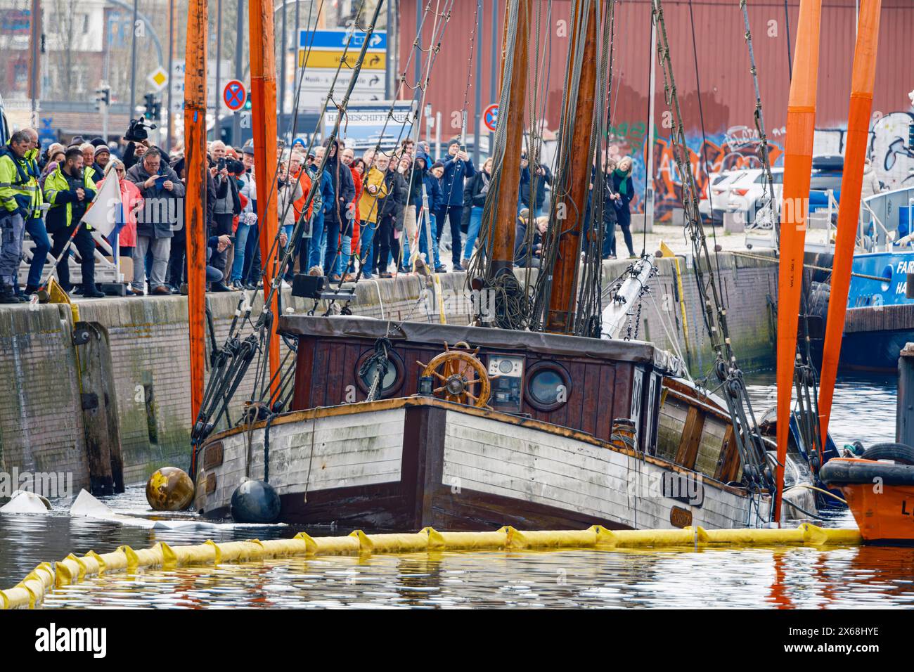 Onlookers at the salvage of a sunken sailing ship Stock Photo - Alamy