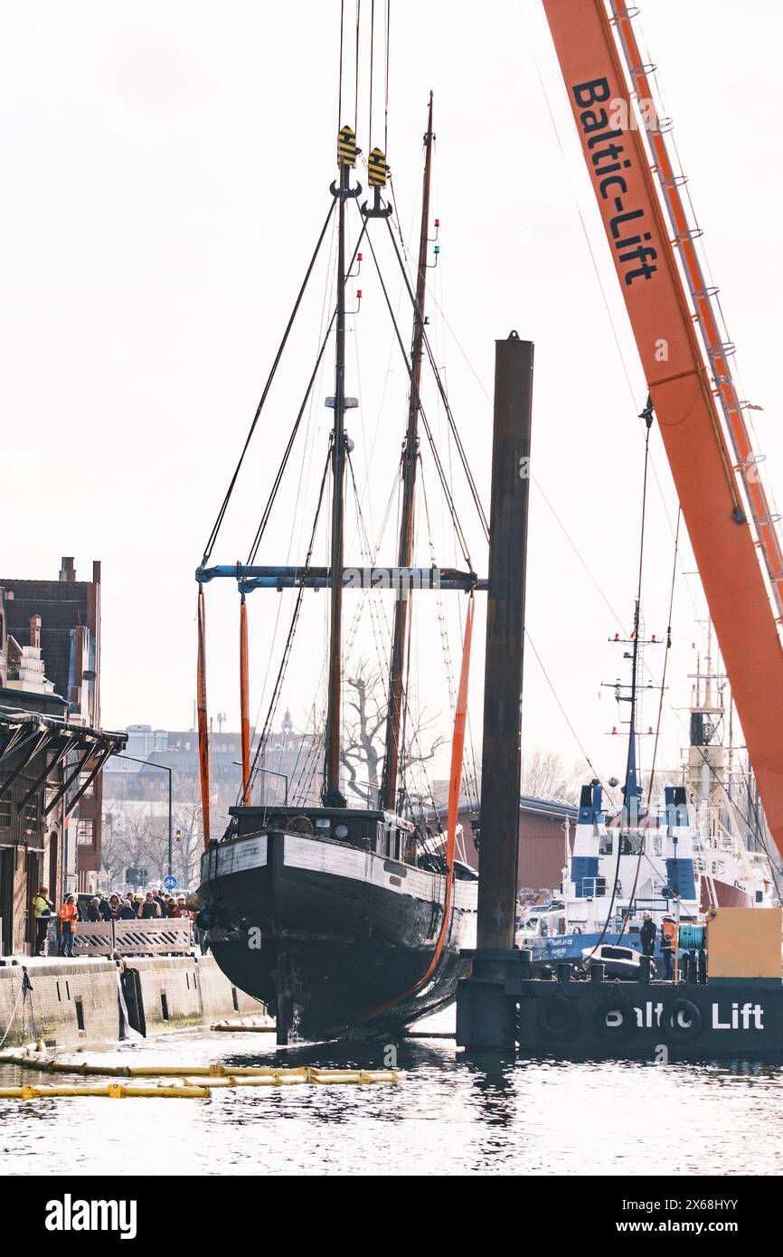 Lifting a sunken traditional ship with a floating crane Stock Photo - Alamy