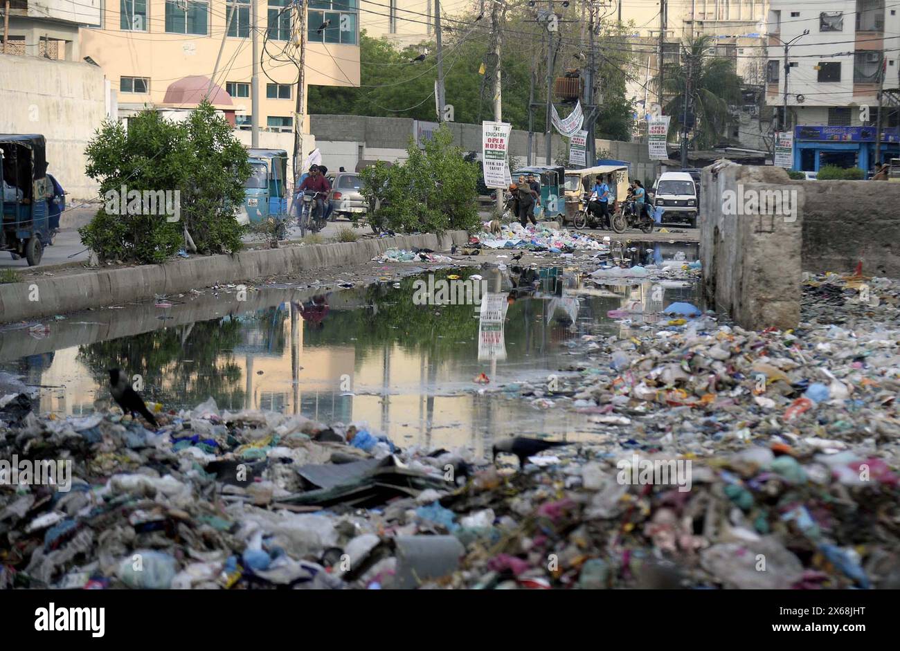 KARACHI, PAKISTAN, MAY 13: Hectic street full of garbage, sewerage ...