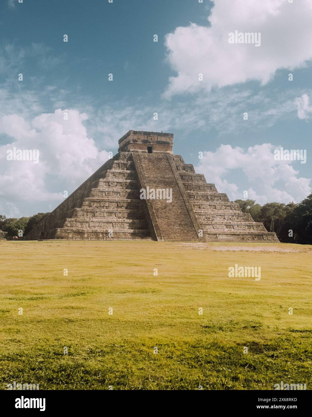 Iconic El Castillo pyramid at Chichen Itza, Tulum Stock Photo - Alamy
