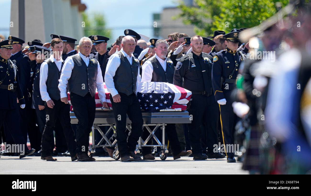 The casket of Santaquin Police Sgt. Bill Hooser is carried from Utah ...
