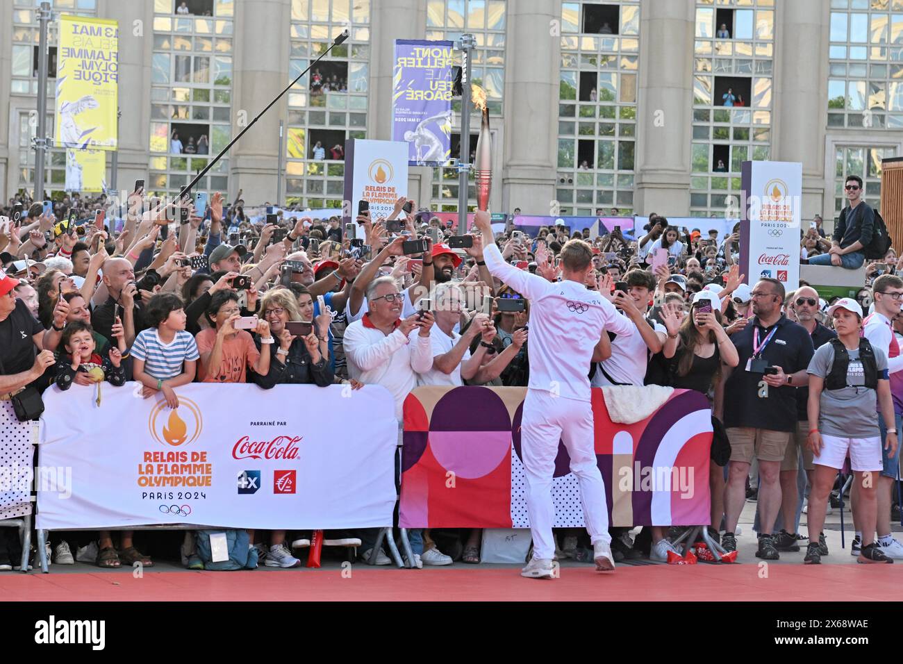 Chaudron du relay de la flamme olympique 2024 hi-res stock photography ...