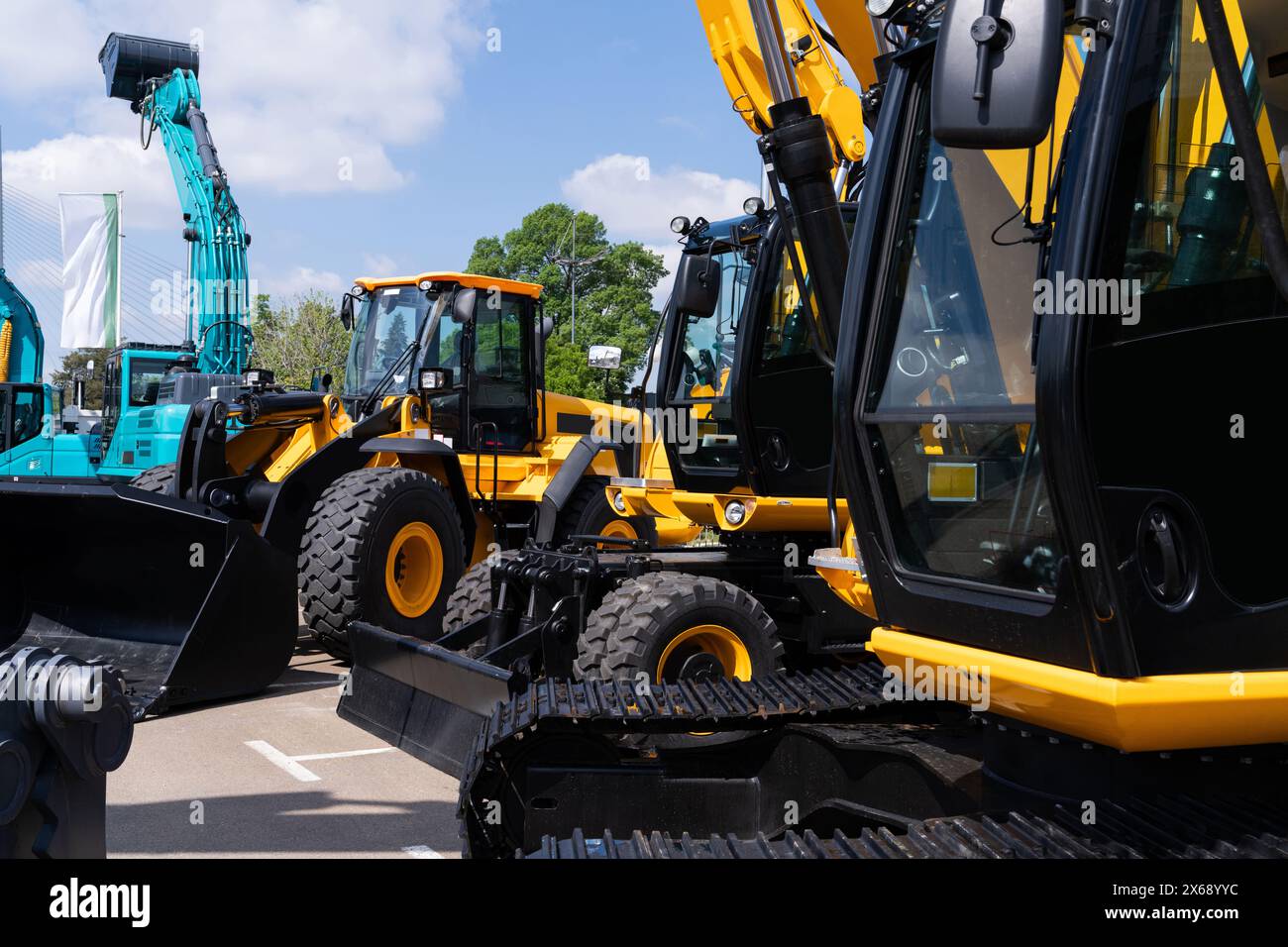 Fleet of yellow construction machines Stock Photo - Alamy