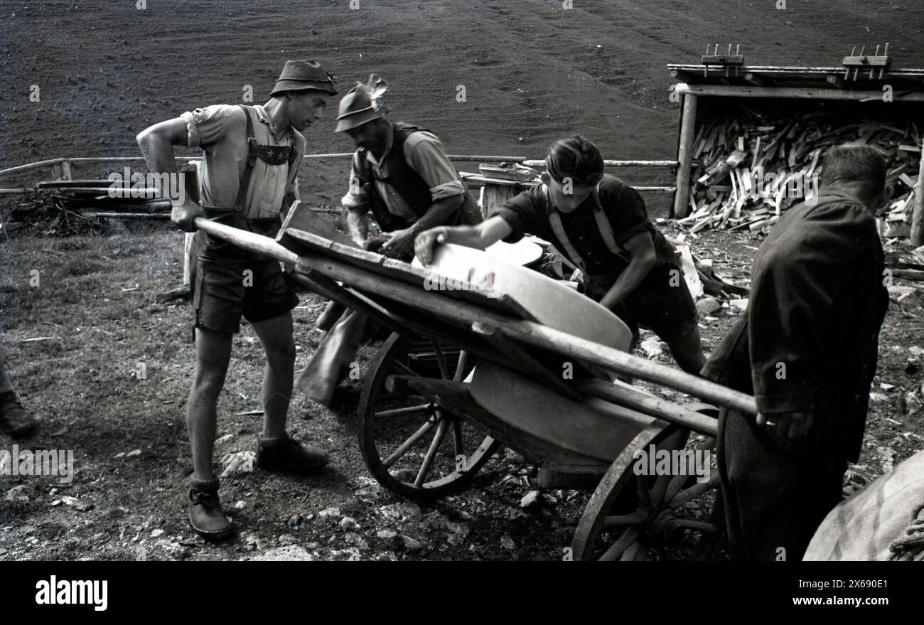 Cheese pulling, men loading cheese onto a wagon, Zipfelsalpe, Allgäu ...