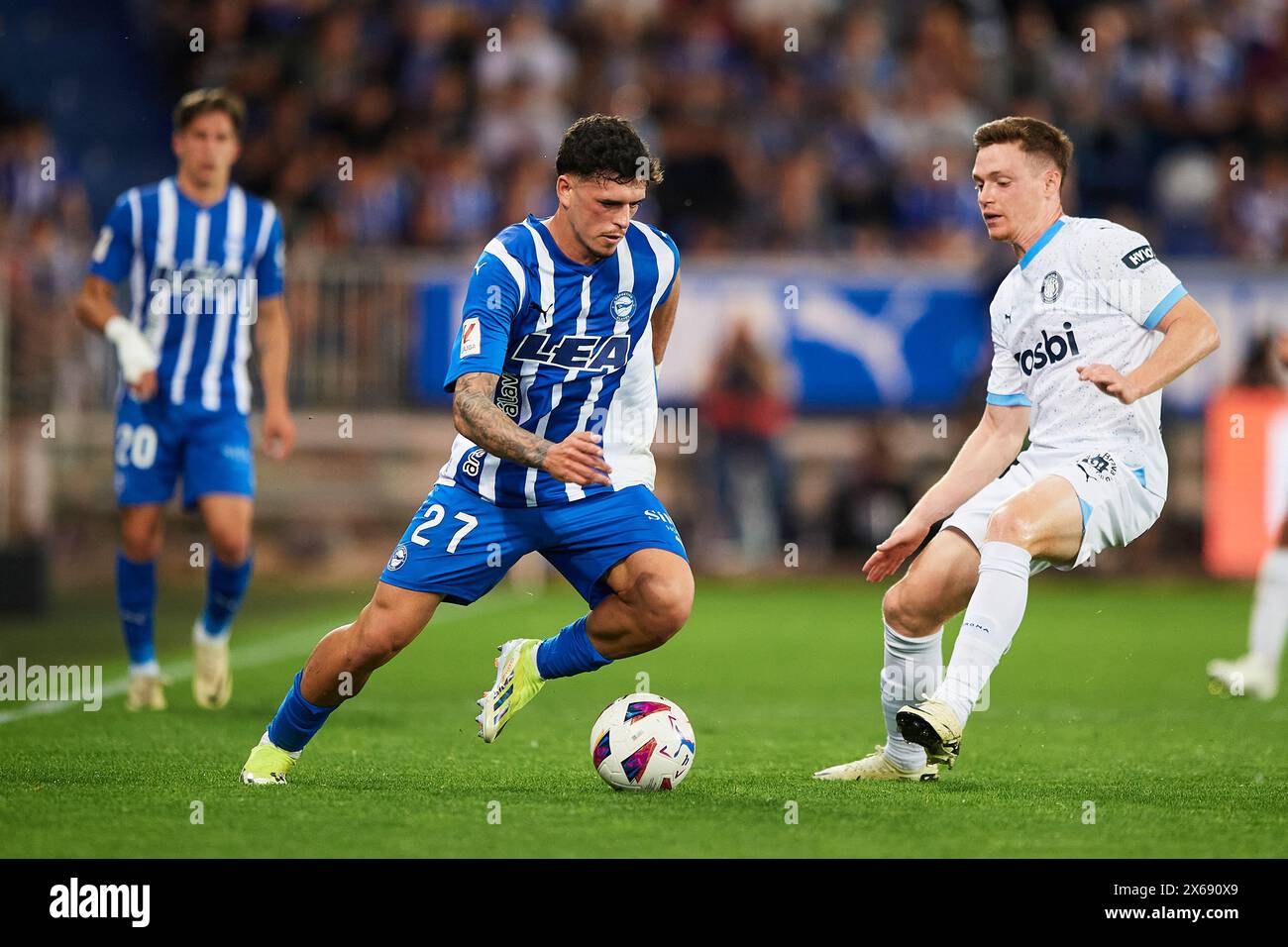 Javi Lopez of Deportivo Alaves compete for the ball with Viktor ...