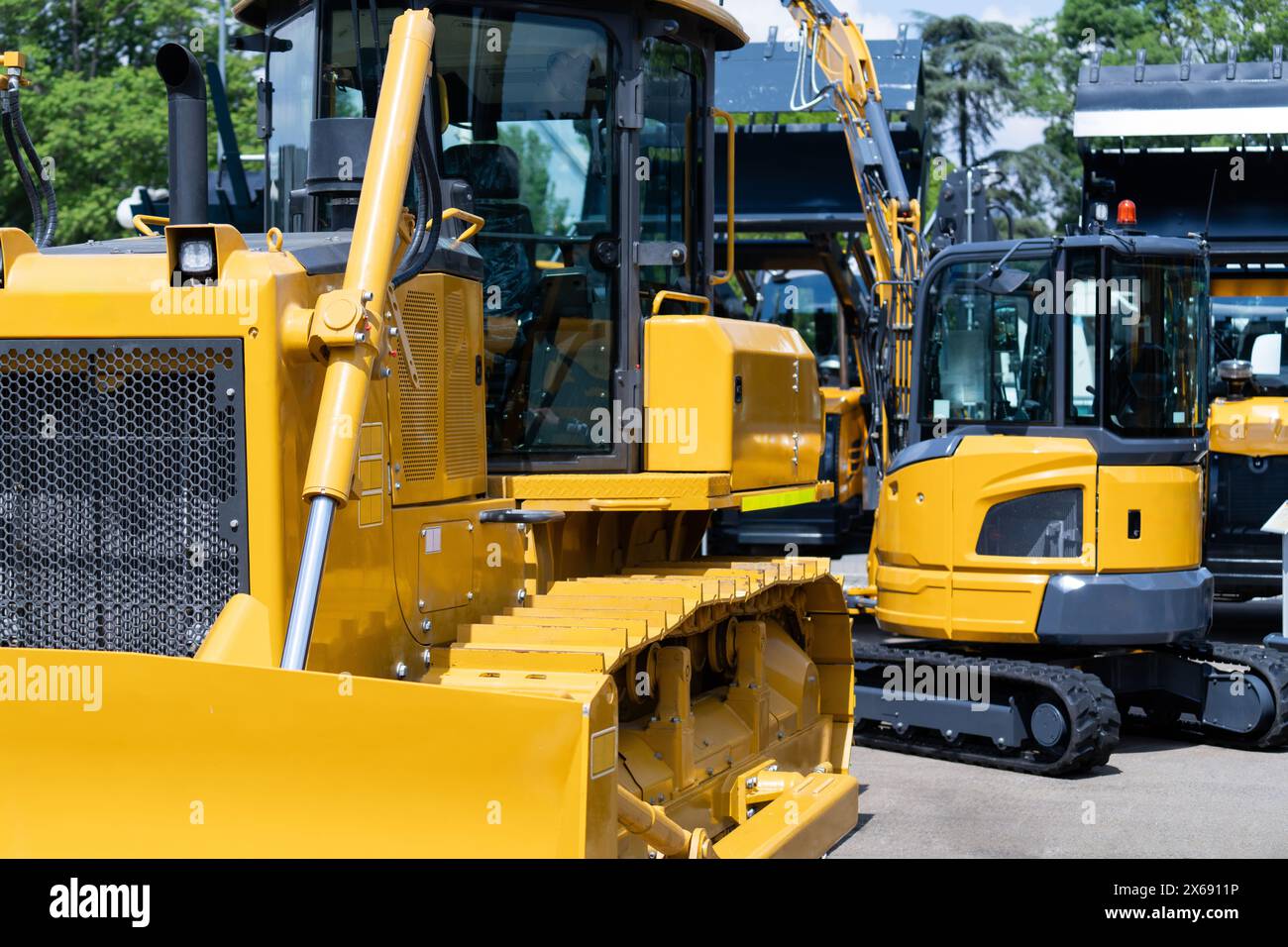 Fleet of yellow construction machines Stock Photo - Alamy
