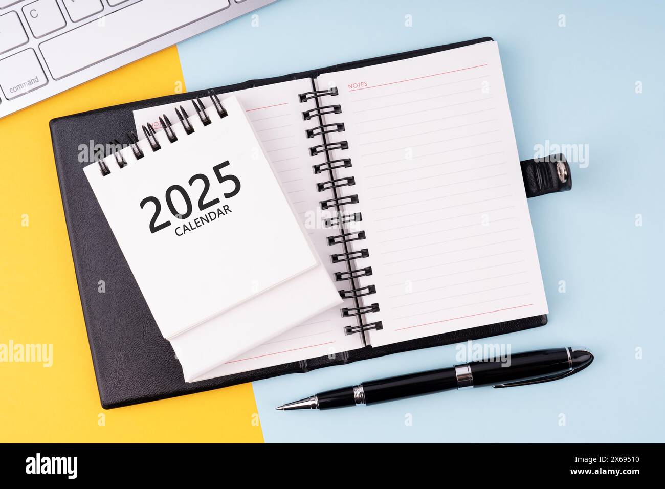 2025 desk calendar hi-res stock photography and images - Alamy