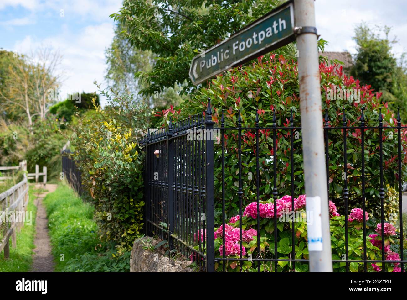 English footpath hi-res stock photography and images - Alamy