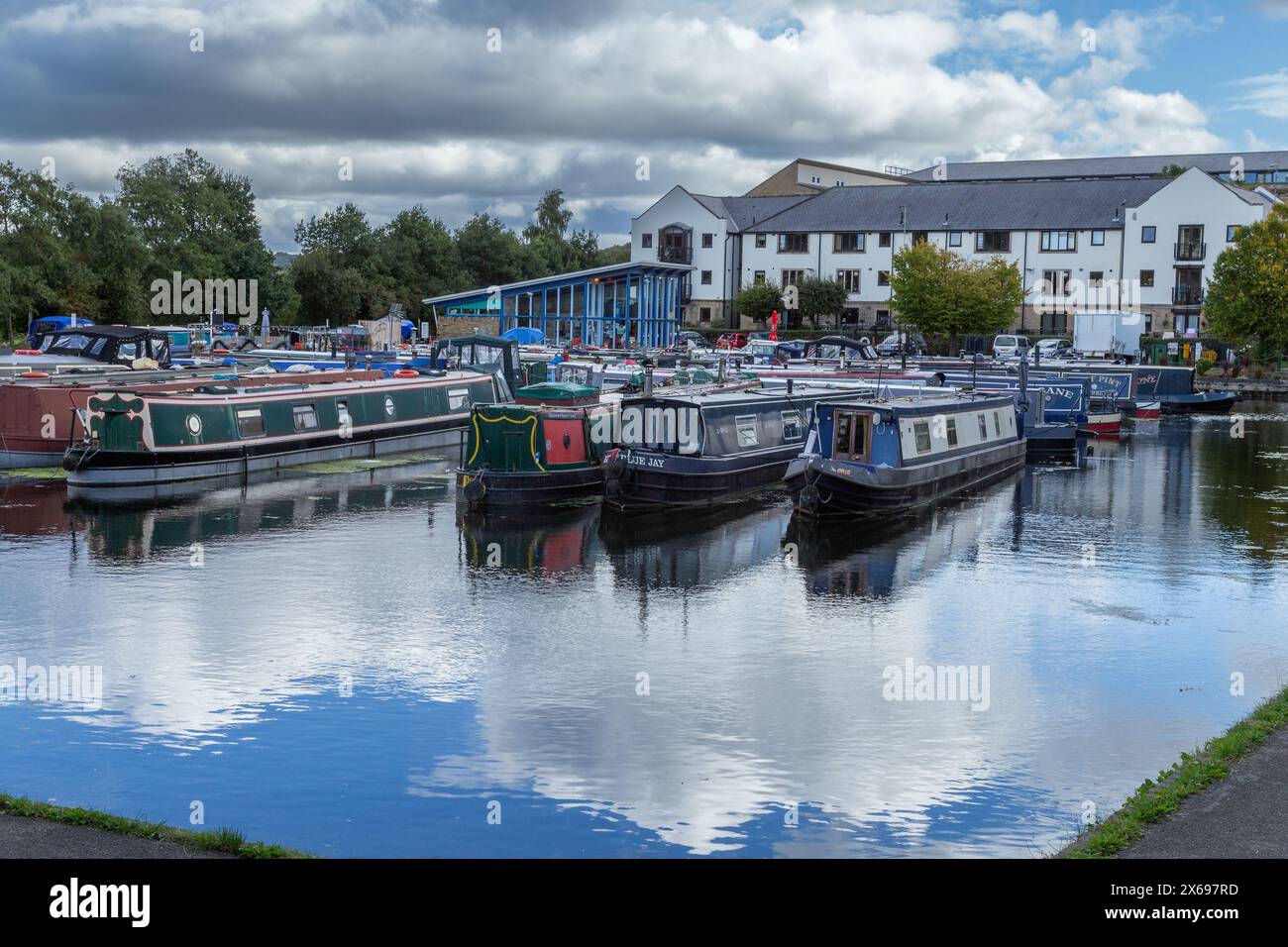 Waterfront mews apperley bridge hi-res stock photography and images - Alamy