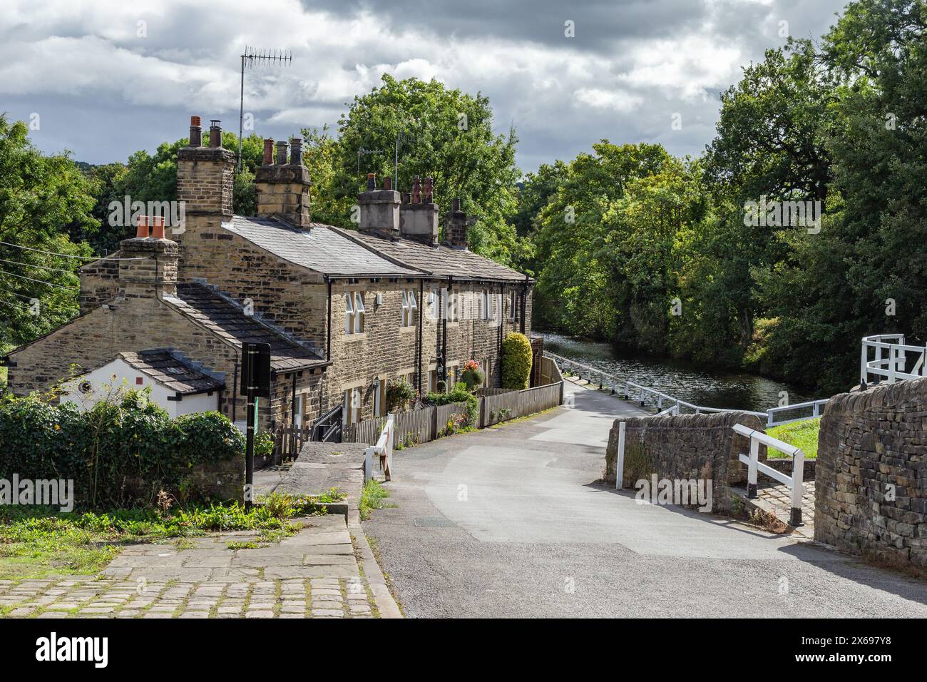 Yorkshire stone cottages with chimneys hi-res stock photography and ...