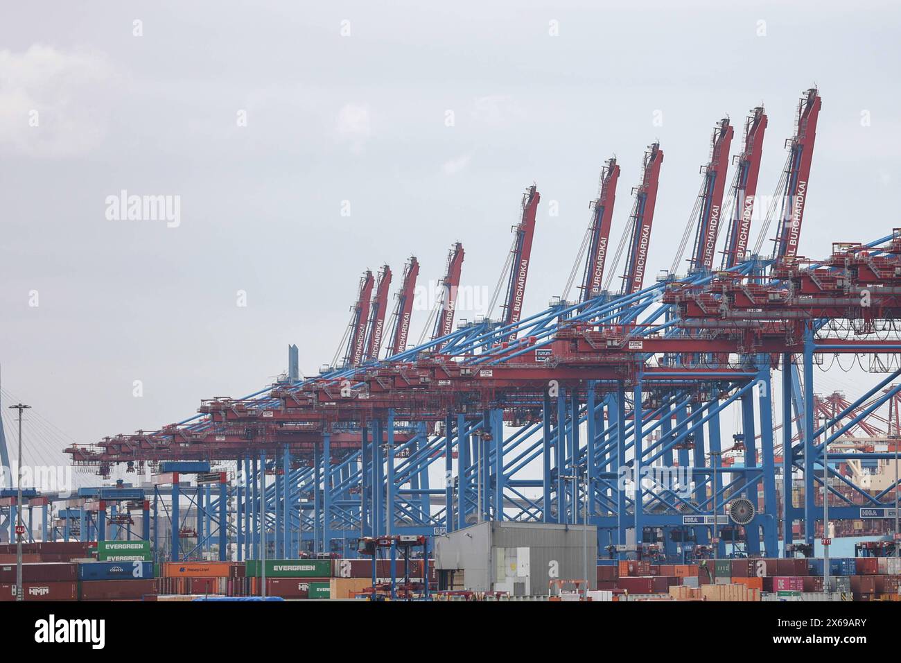 Container Brücken mit Containerschiff im Hamburger Hafen Hamburg ...