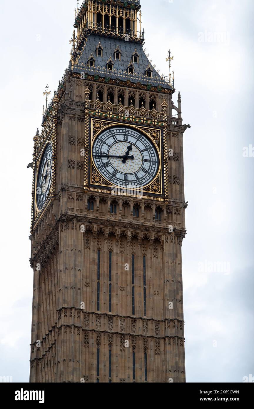Massiver quadratischer turm hi-res stock photography and images - Alamy