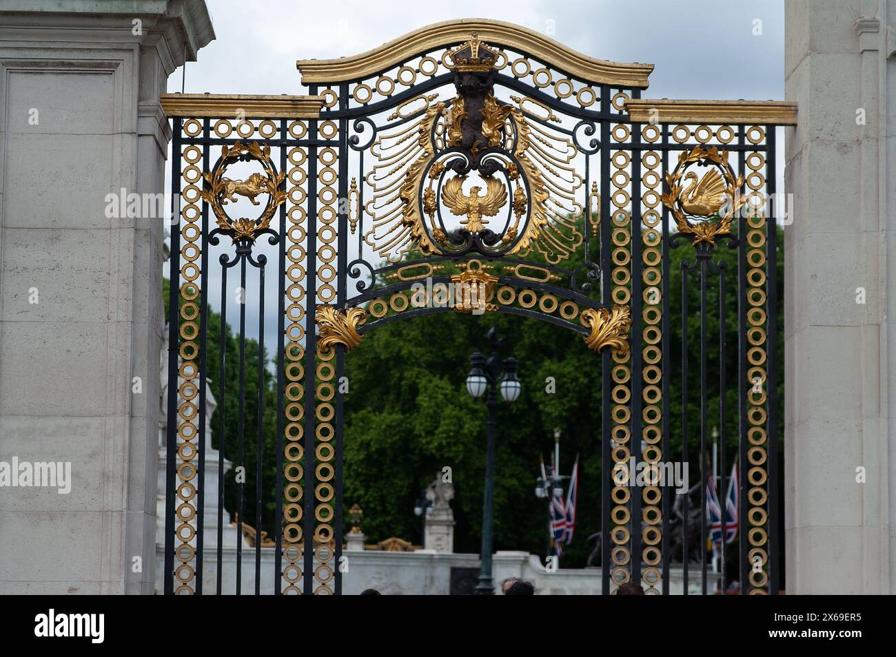 Puerta lateral abierta hi-res stock photography and images - Alamy